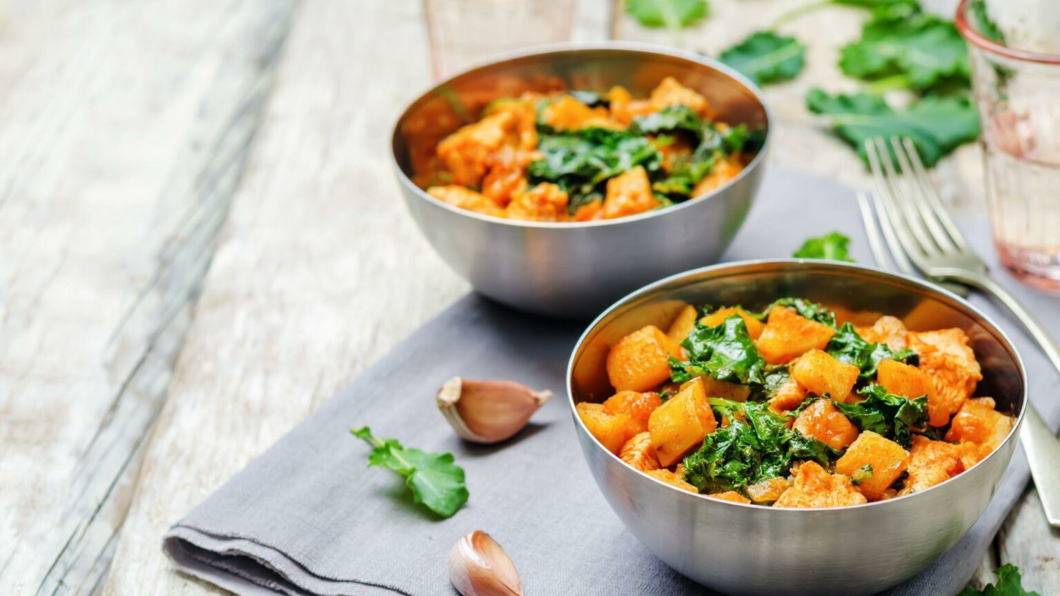 Chili met zoete aardappel en palmkool - Lekker Plantaardig